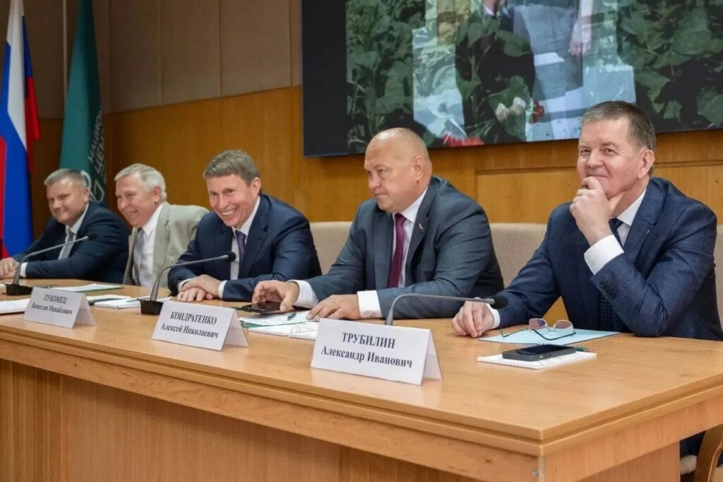 Депутат Александр Трубилин поздравил академика РАН Вячеслава Лукомца с ...